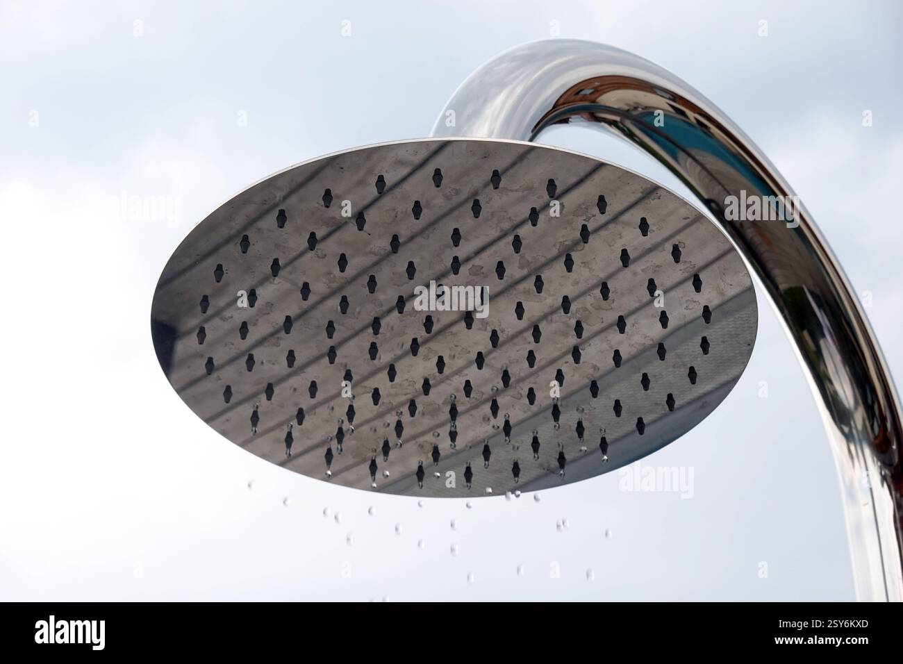 23.07.2022, Wolfsgruben, Suedtirol, ITA - Duschkopf tropft. Armatur ...