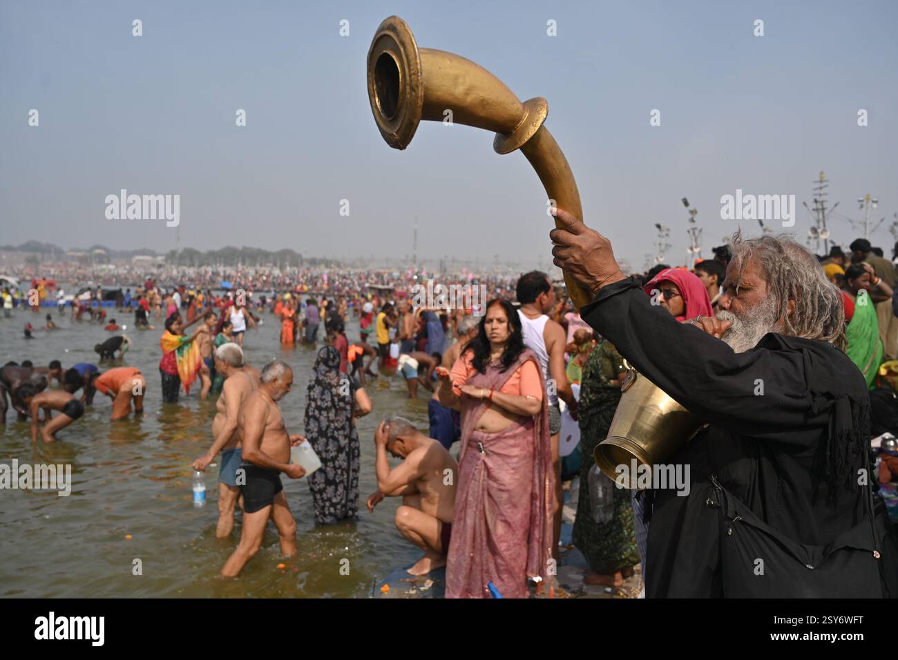 Prayagraj, Uttar Pradesh, India. 27th Feb, 2025. Devotees perform Maha ...