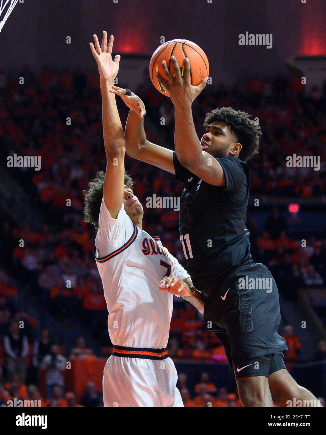 Illinois' Will Riley attempts to block Michigan State's Jase Richardson ...