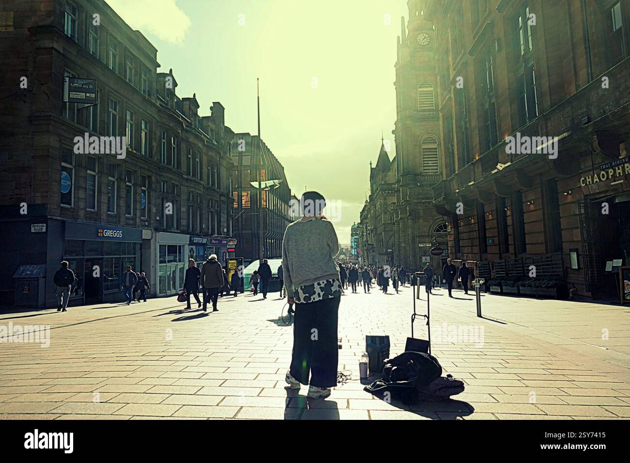 Glasgow, Scotland, UK. 27th February, 2025. UK Weather: busker on ...