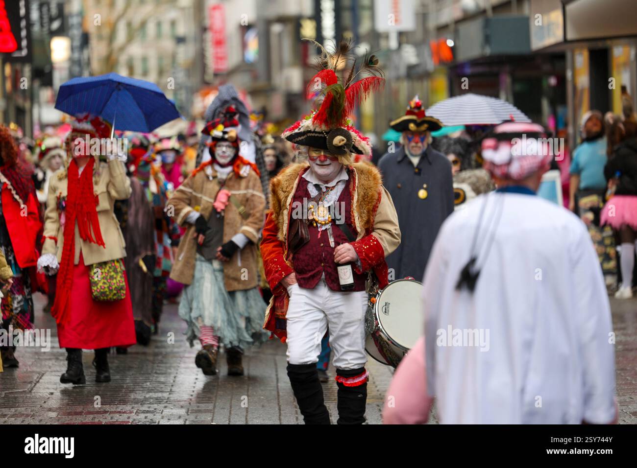 Cologne, Germany. 27th Feb, 2025. Carnival revelers parade through the ...