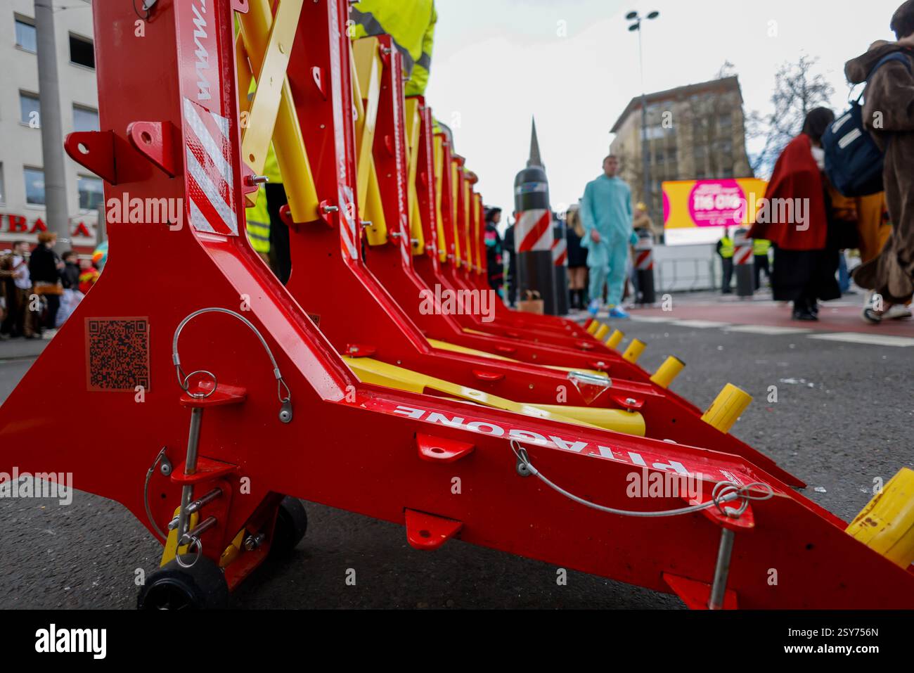 27 February 2025, North Rhine-Westphalia, Cologne: Mobile roadblocks ...