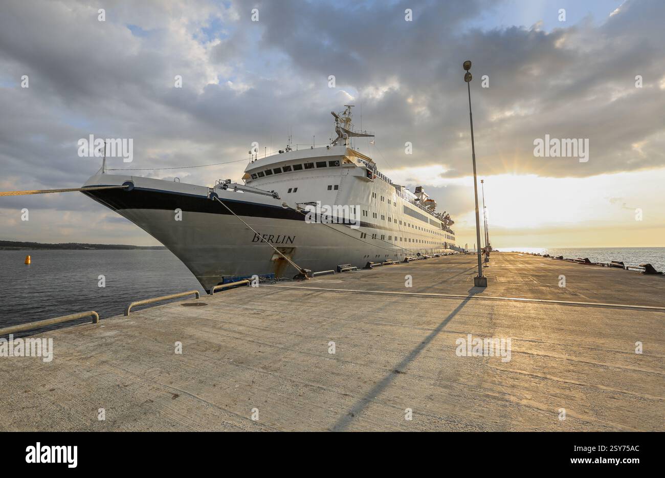 Group ships floating in sea hi-res stock photography and images - Alamy
