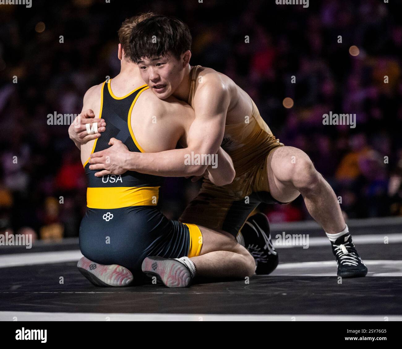Japan's Masanosuke Ono embraces the United States' Spencer Lee after ...