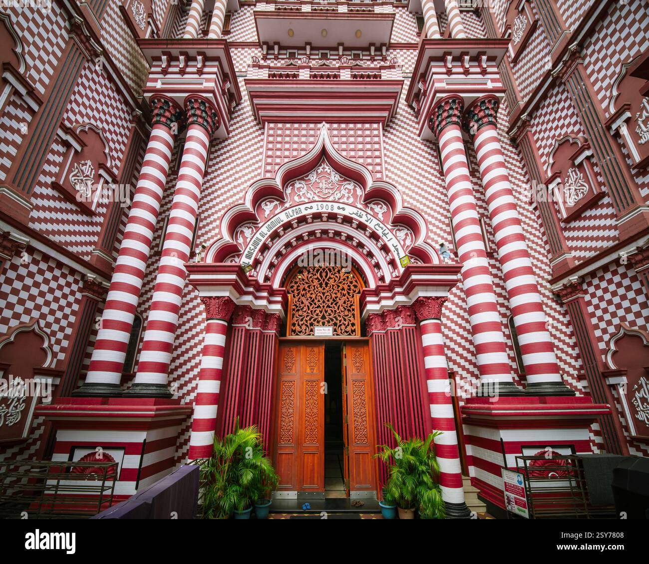 Exterior photo of the Jami Ul-Alfar Mosque, known as the Samman Kottu ...