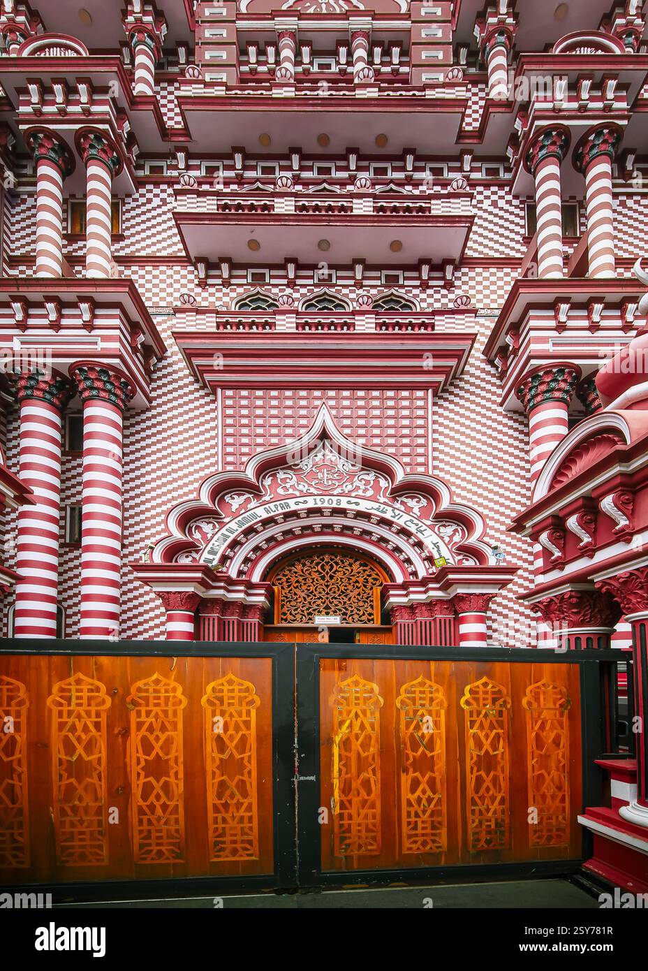 Exterior photo of the Jami Ul-Alfar Mosque, known as the Samman Kottu ...