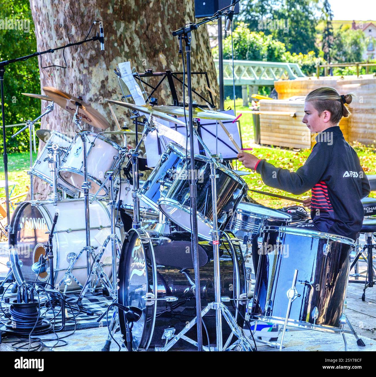 Teen drumming hi-res stock photography and images - Alamy
