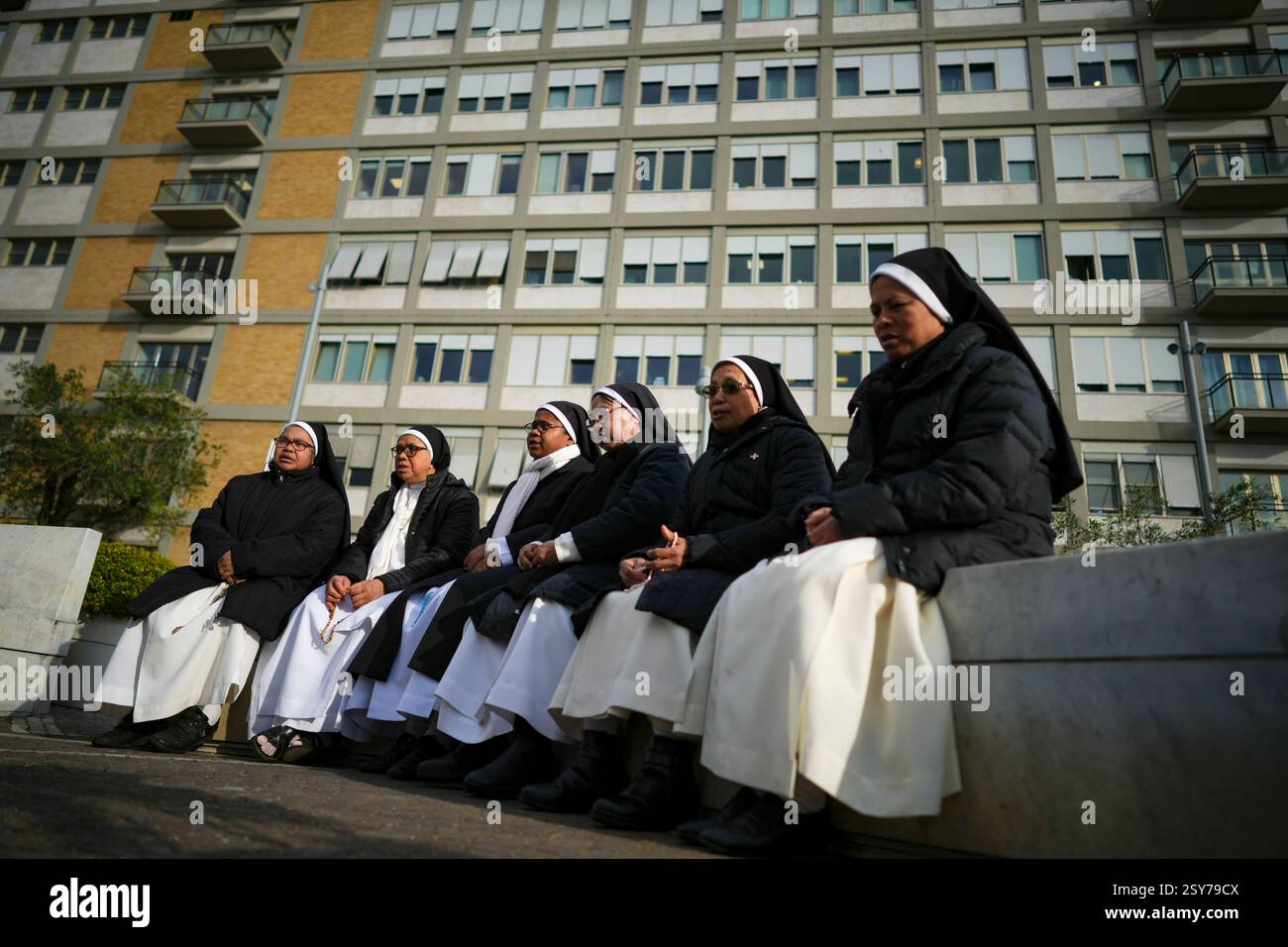 Nuns pray for Pope Francis in front of the Agostino Gemelli Polyclinic ...