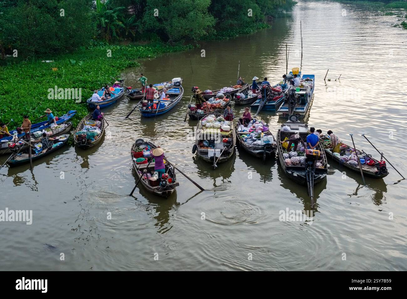 Women in boats phong hi-res stock photography and images - Alamy