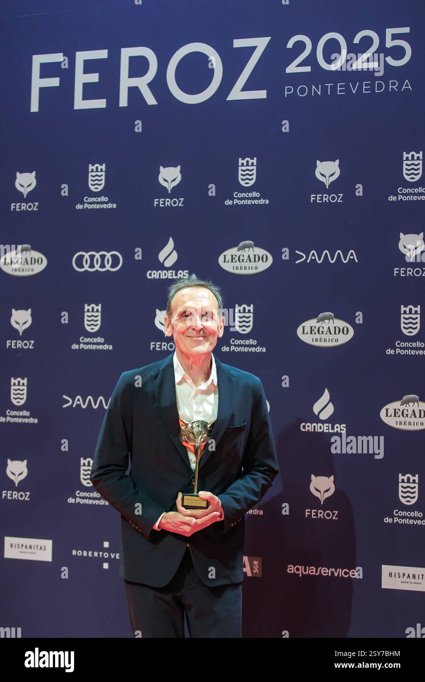 Pontevedra, Spain. 25th January 2025. Alberto Iglesias holds the Feroz Award for Best Original ...