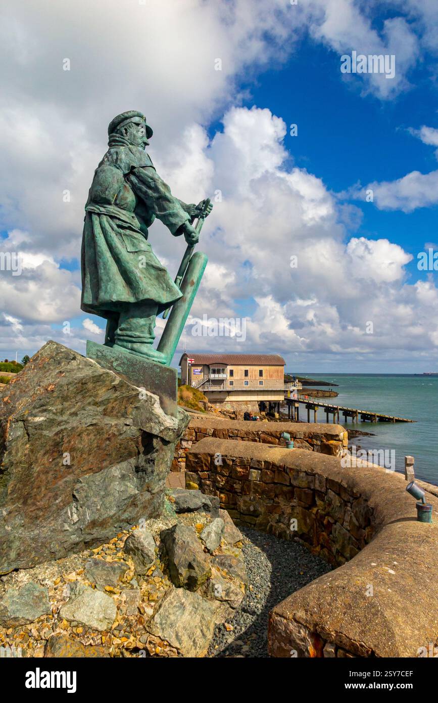 Statue of Richard Evans [1905-2001] a crew member at RNLI Moelfre in ...