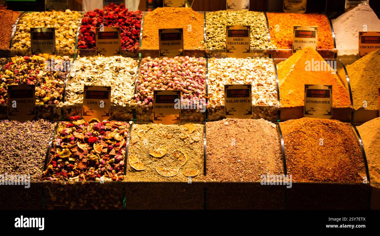 Oriental colorful spices in a traditional Turkish Spice Bazaar Stock ...