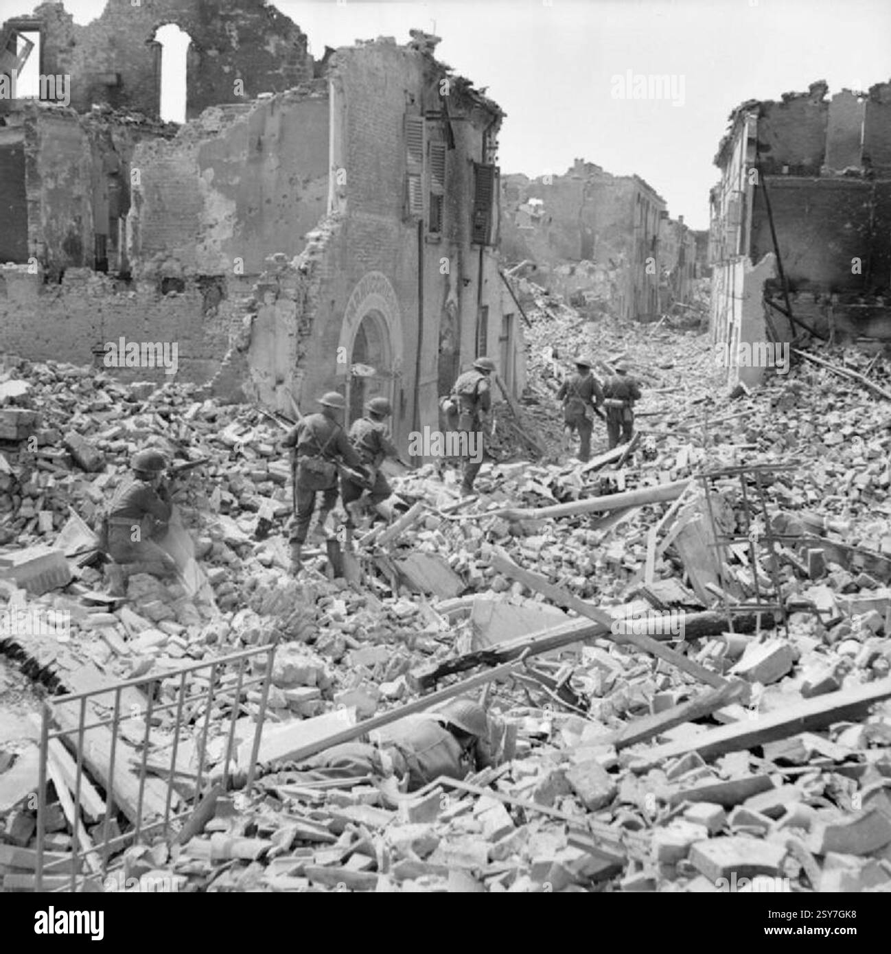 The British Army in Italy 1945 Men of the 5th Northamptonshire Regiment ...