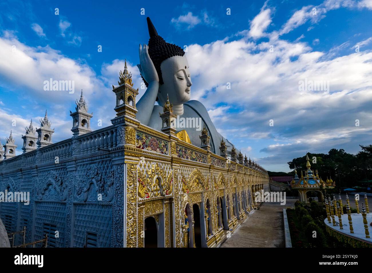 The 63 metre long statue of a reclining Buddha in the Som Rong Pagoda ...
