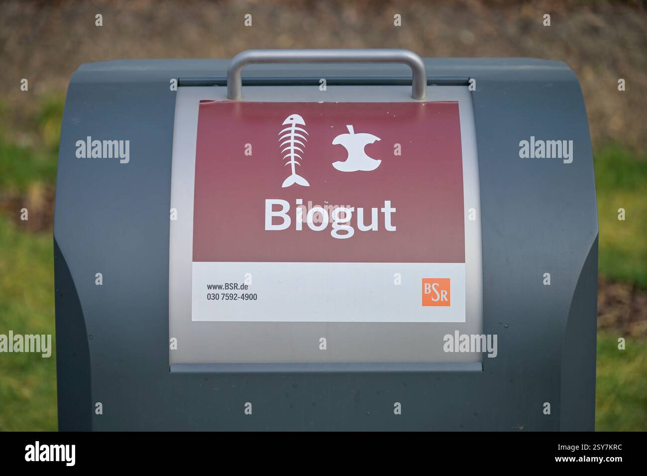 Biogut, Mülltonne, Einwurfschacht, unterirdisch, Berlin, Deutschland ...