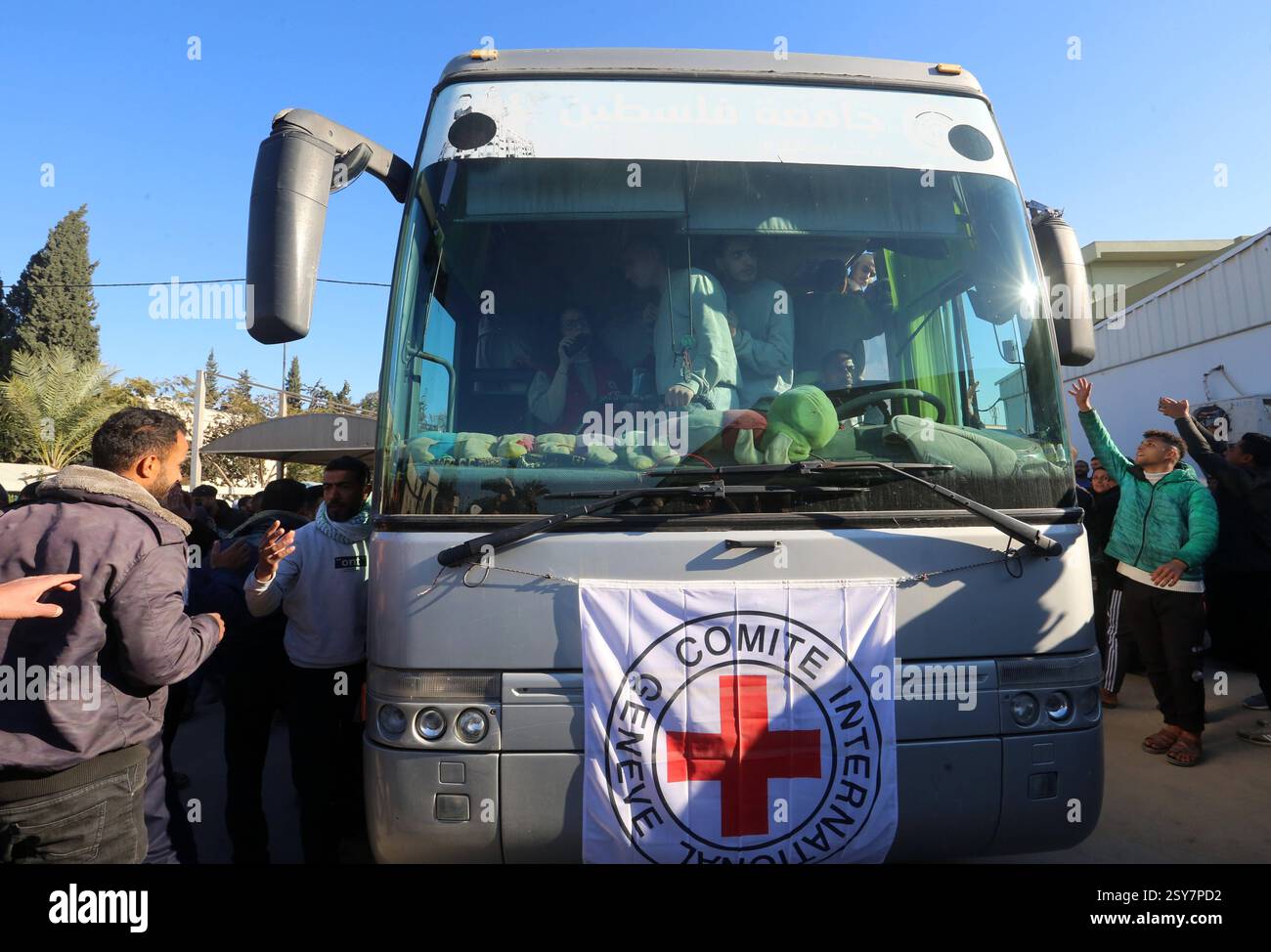 A bus carrying former Palestinian prisoners arrives at the European ...