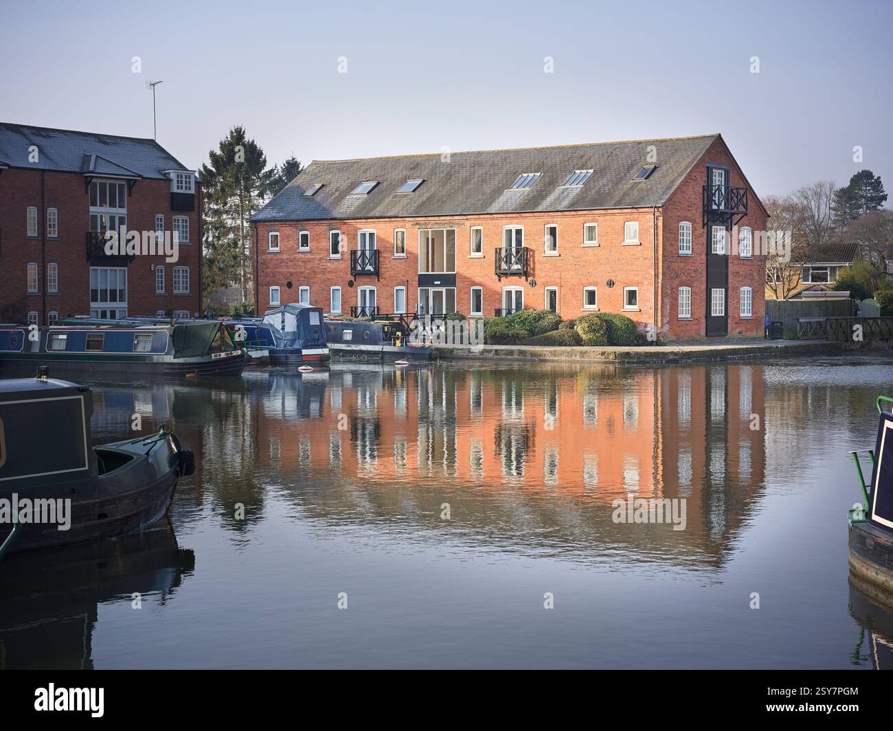 Reflection in the Union Wharf marina, Grand Union canal, Market ...