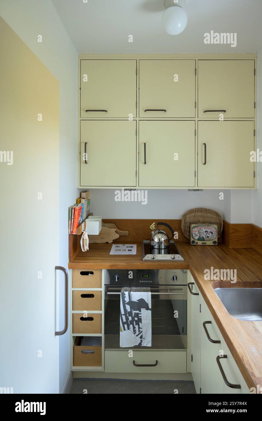 The isokon building in camden hi-res stock photography and images - Alamy