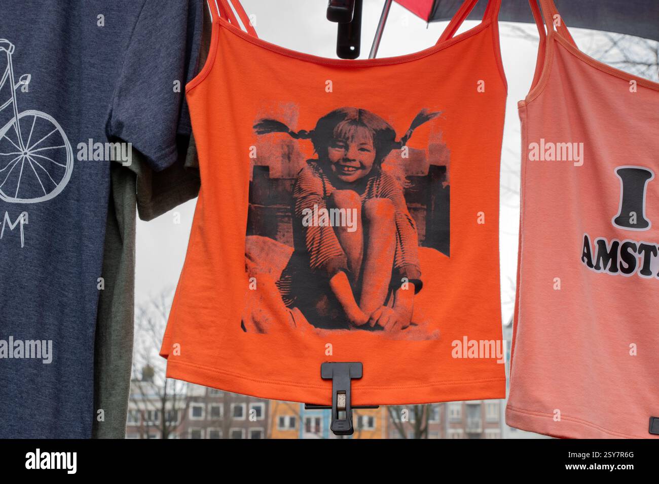 Kids pipi outside hi-res stock photography and images - Alamy