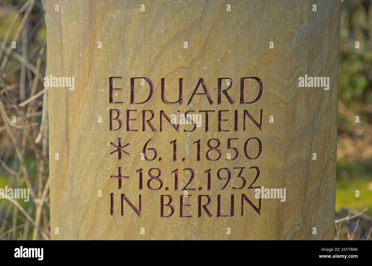 Ehrengrab Eduard Bernstein, I. Städtischer Friedhof Eisackstraße ...