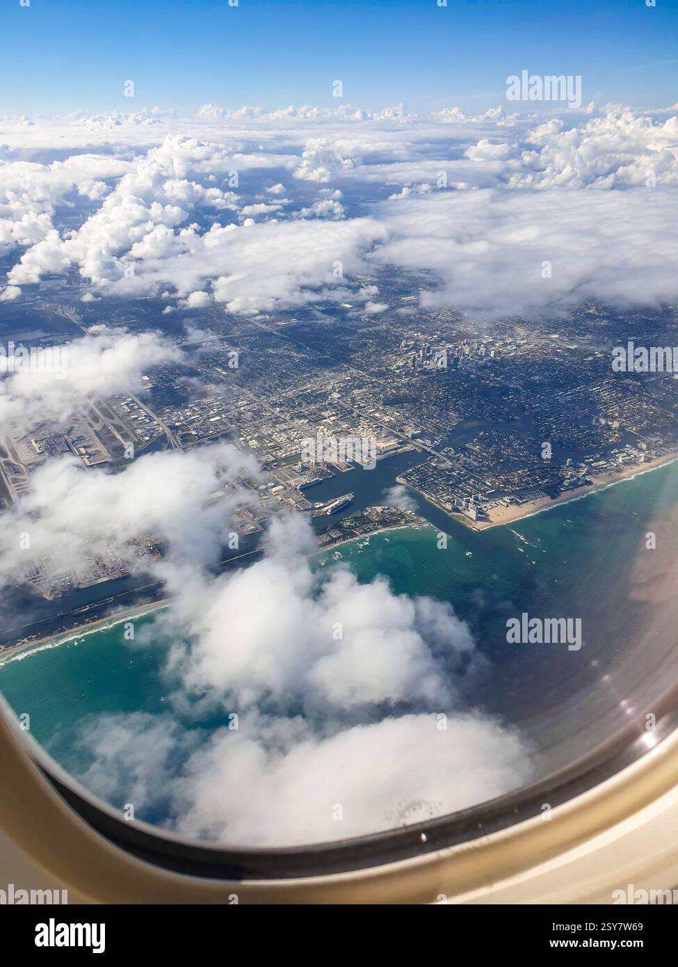 An aerial view of Miami from a passenger aircraft Stock Photo - Alamy