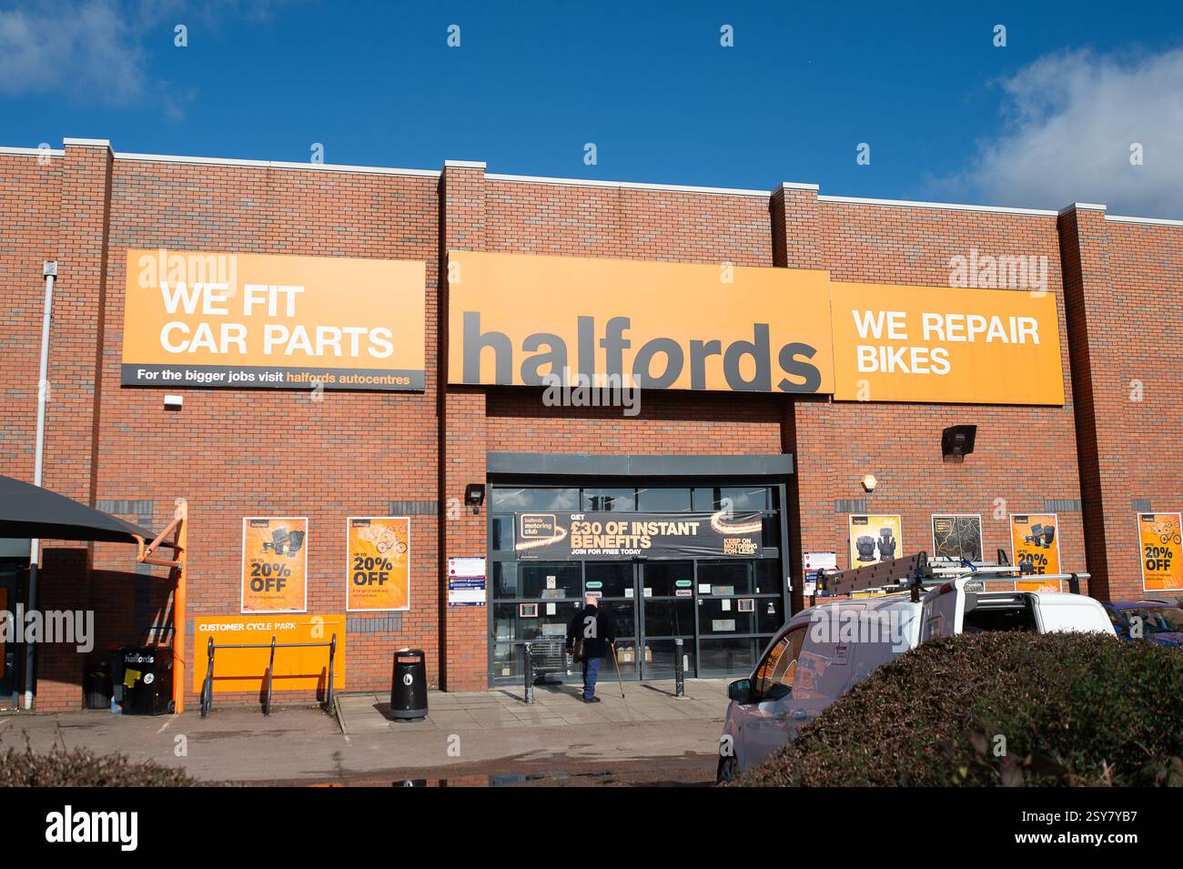 Slough, Berkshire, UK. 27th February, 2025. A Halfords car parts and ...