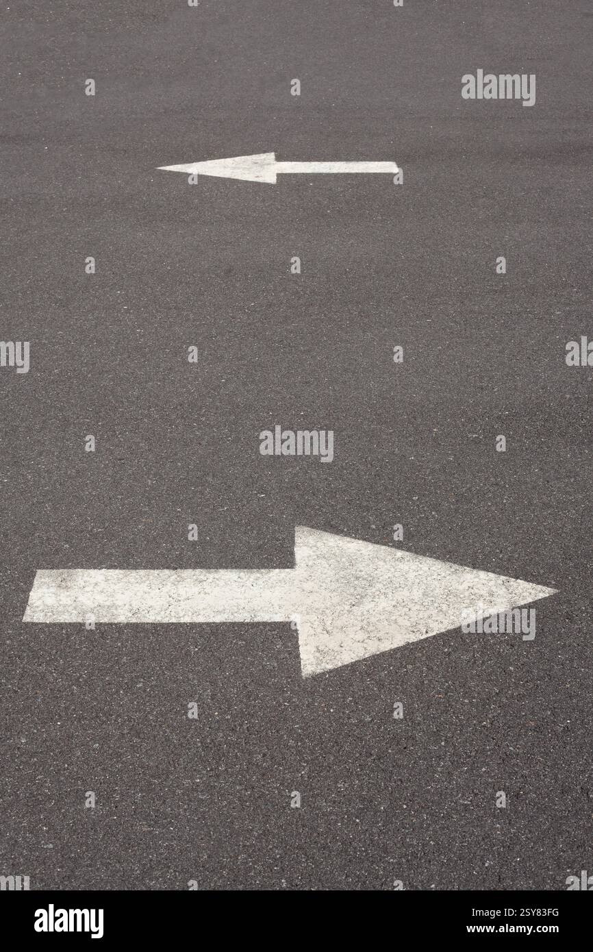 Opposite arrows directions hi-res stock photography and images - Alamy