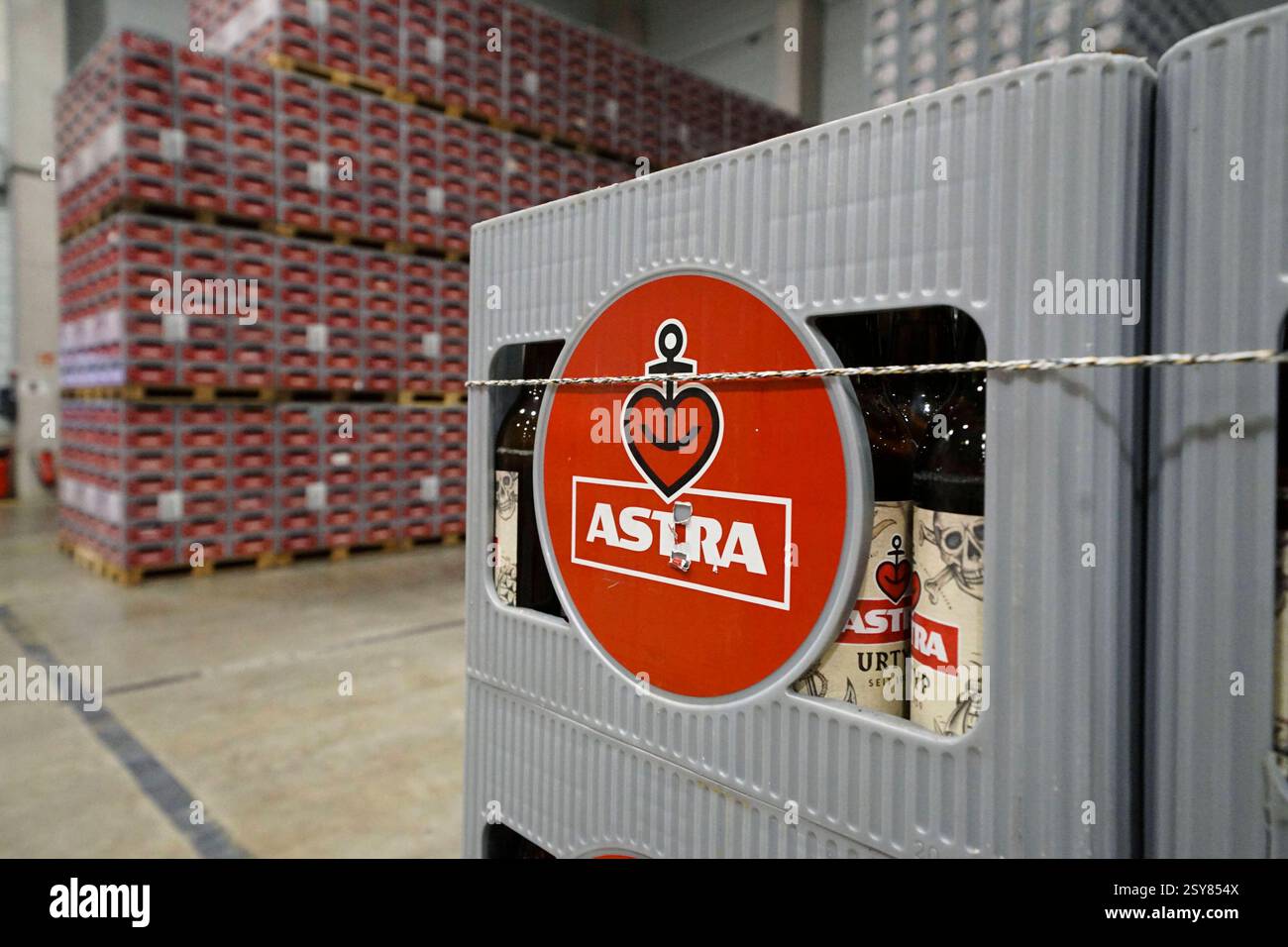 Bierkisten und Flaschen Lager Astra Bier Logo Die Holsten-Brauerei ...