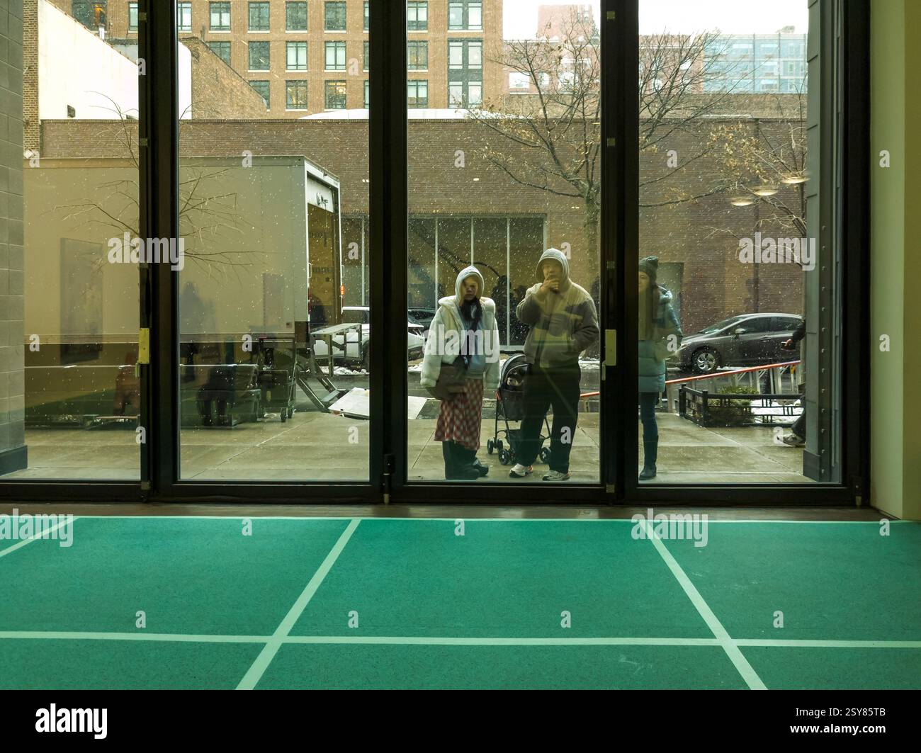 Visitors peer into the windows of the Hauser & Wirth gallery in Chelsea ...