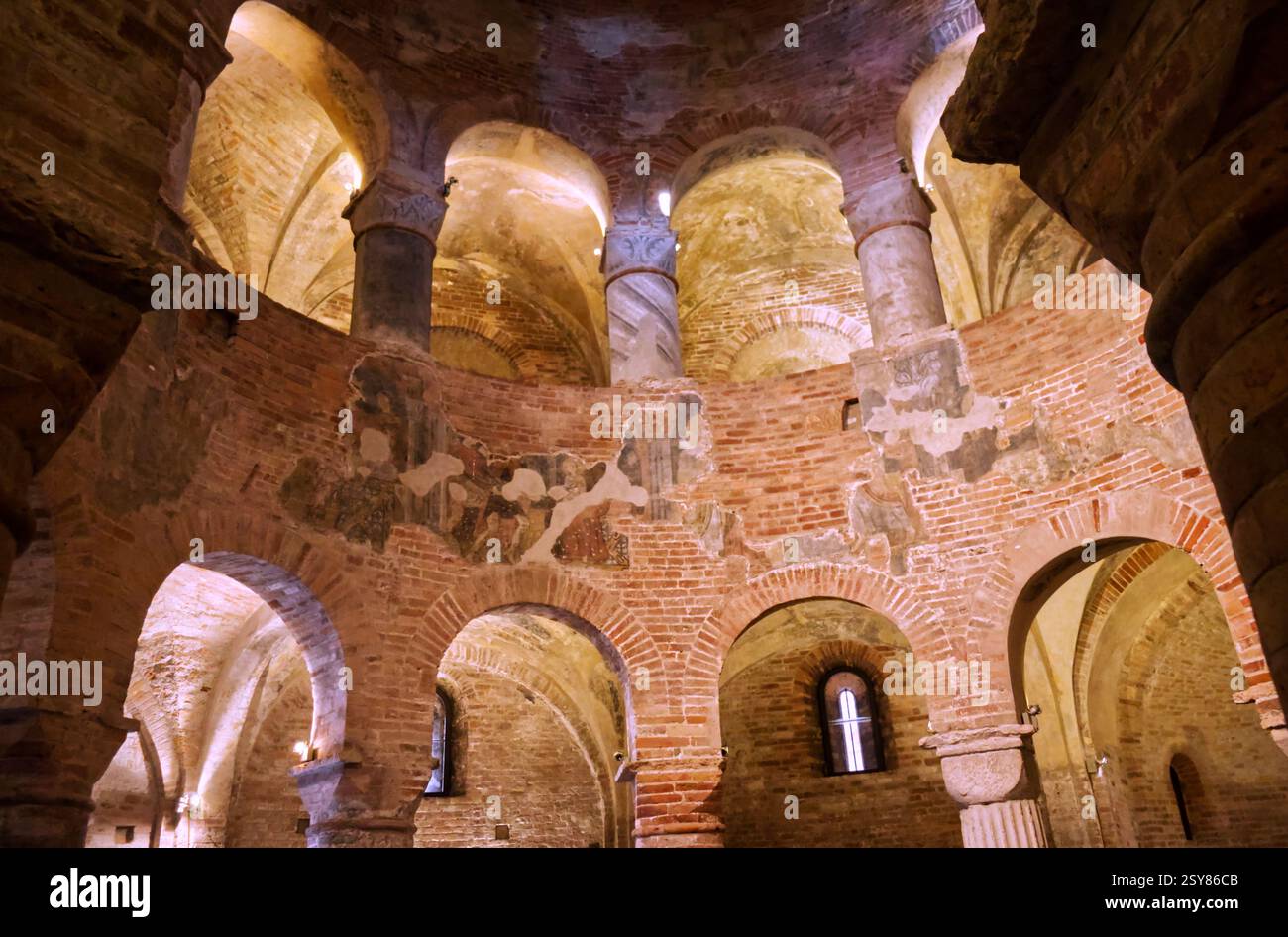 MANTOVA, ITALY NOVEMBER 1, 2024: interior of the church La Rotonda di ...