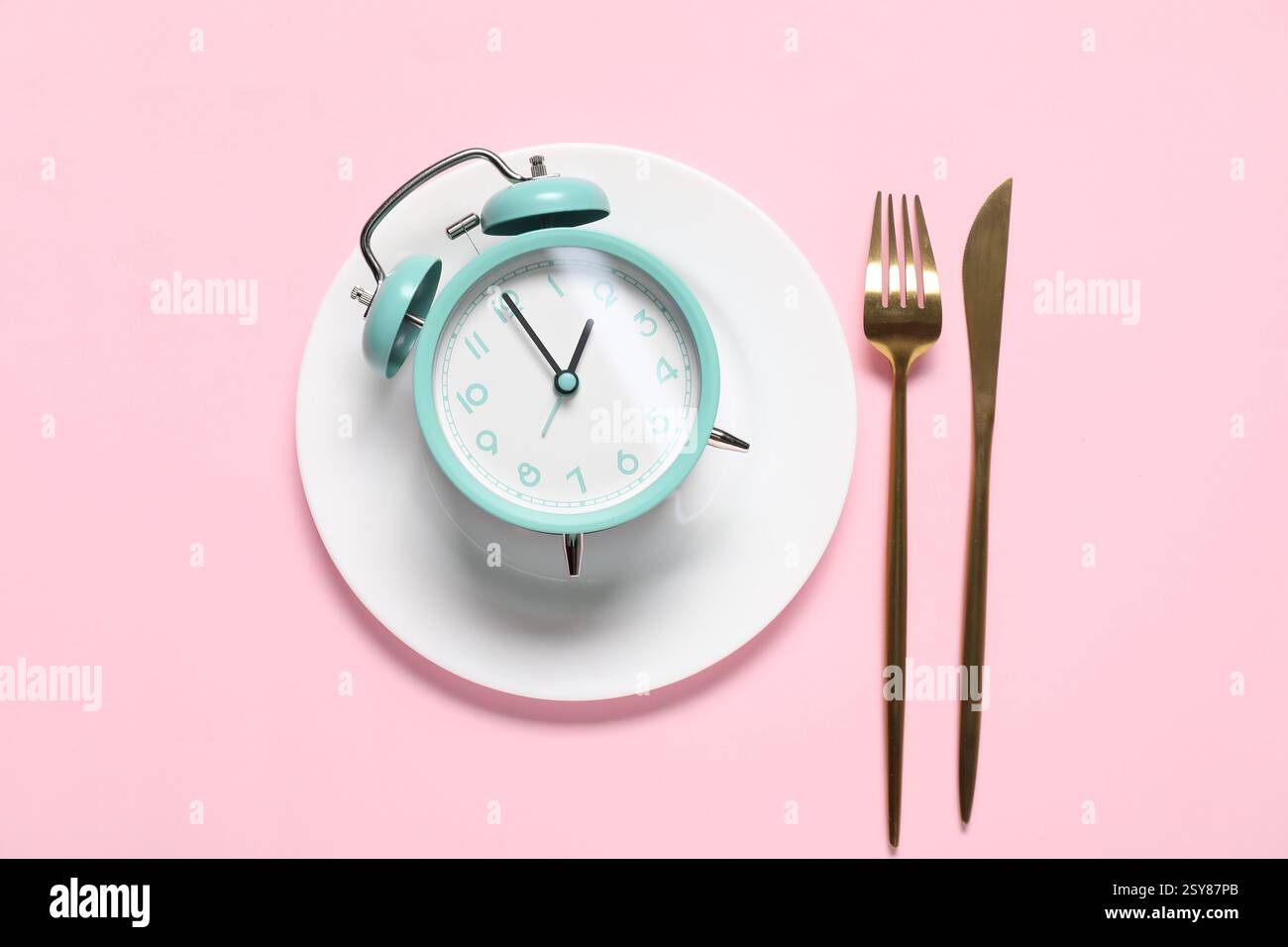 Time for meal. Alarm clock, plate and cutlery on pink background, flat ...