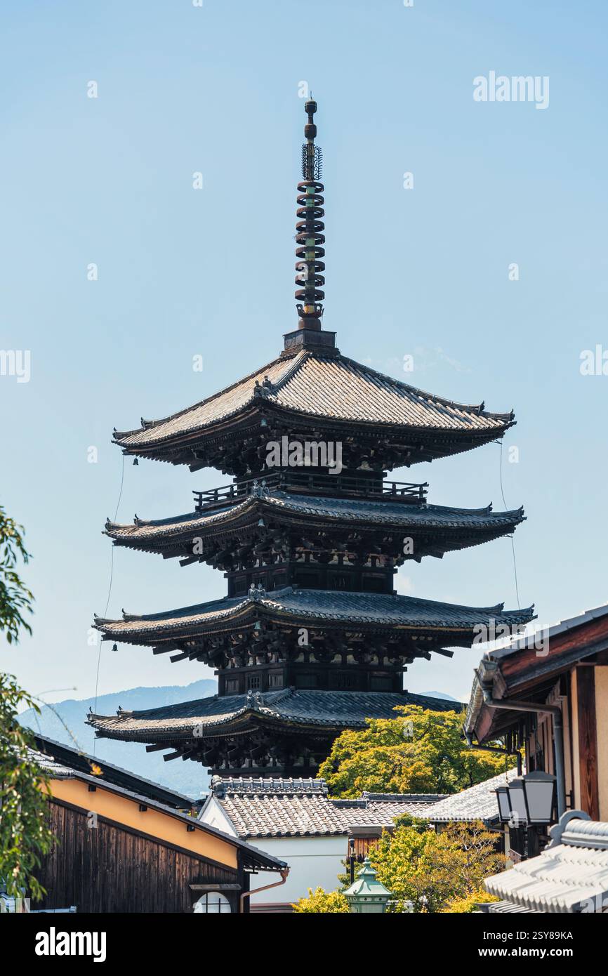 View with the iconic Yasaka Pagoda Hokan-ji Temple in Kyoto, Japan ...