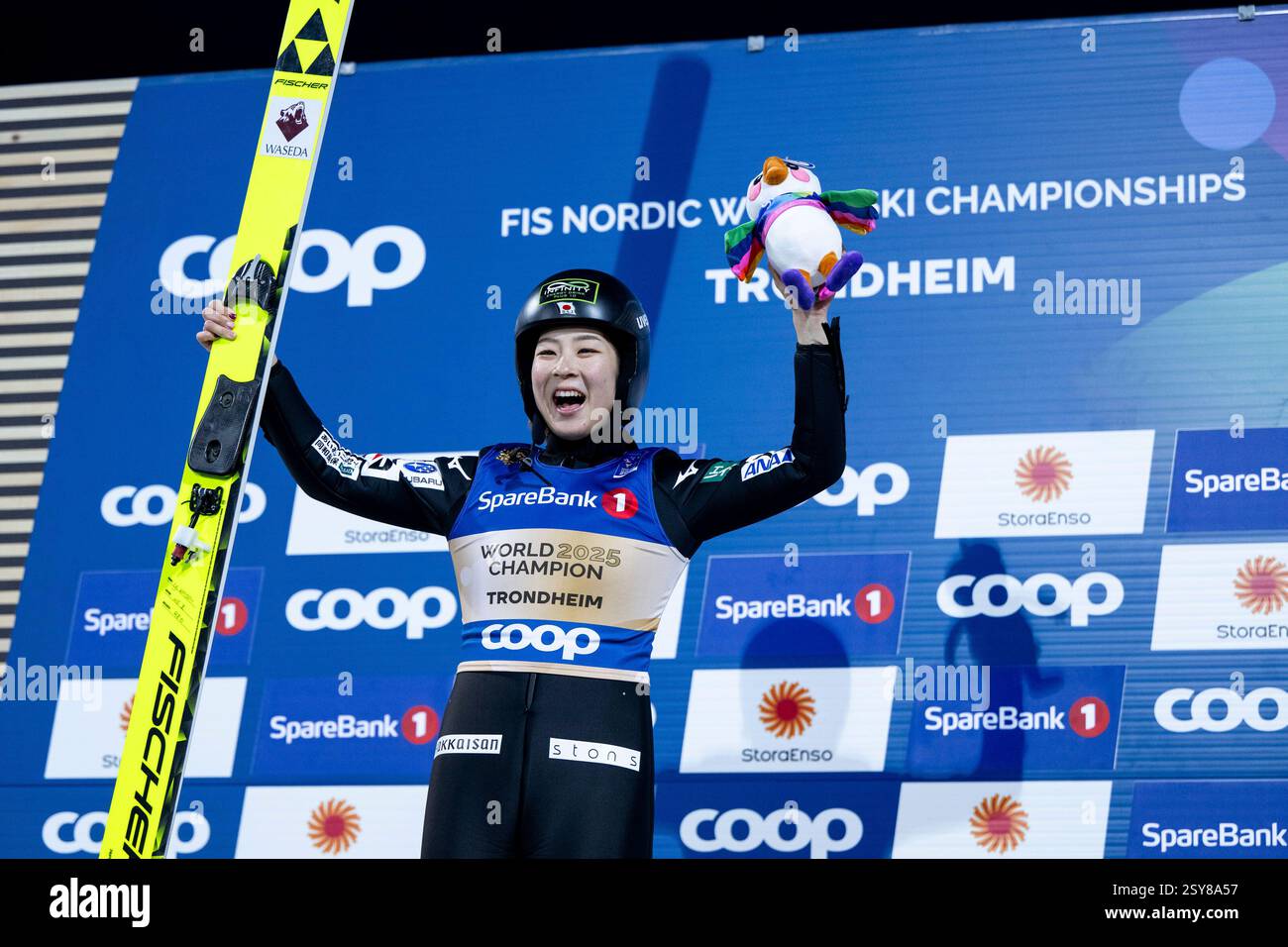 Trondheim, Norwegen. 27th Feb, 2025. KASAI Yuna (Japan) jubelt auf dem ...