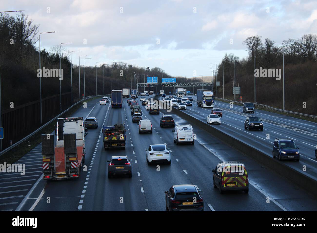 M25 Motorway Traffic With AMI Motorway Signals Ahead signalling a ...