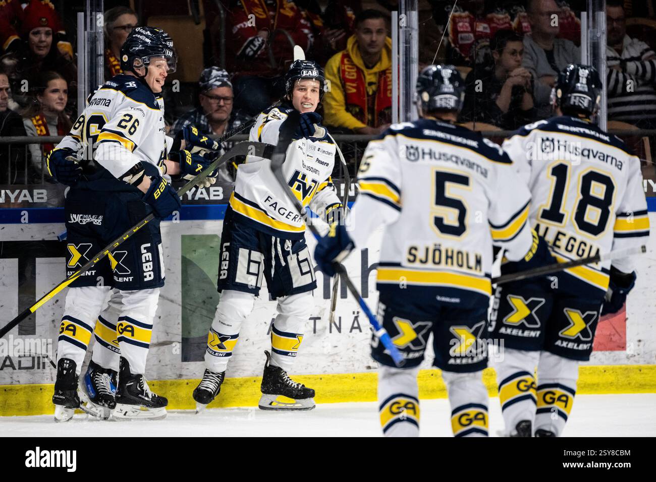 250227 HV71s Tommi Tikka och Jamiro Reber jublar efter 0-1 målet under ...