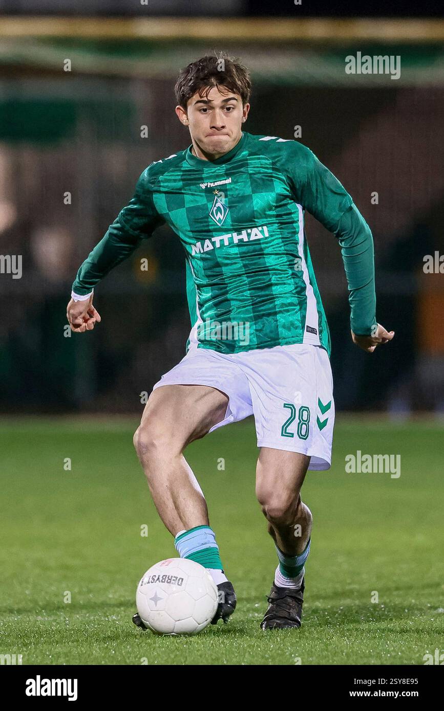Bremen, Deutschland. 27th Feb, 2025. v.li.: Ethan Kohler (SV Werder ...