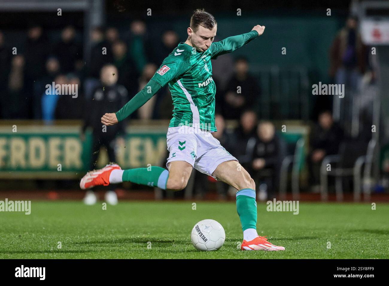 Bremen, Deutschland. 27th Feb, 2025. v.li.: Maik Lukowicz (SV Werder ...