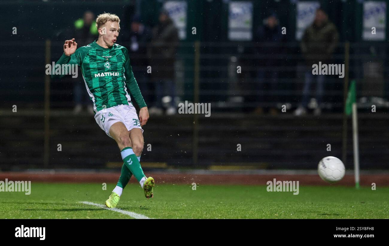 v.li.: Leon Opitz (SV Werder Bremen II, 35) beim Torschuss, schießt auf ...