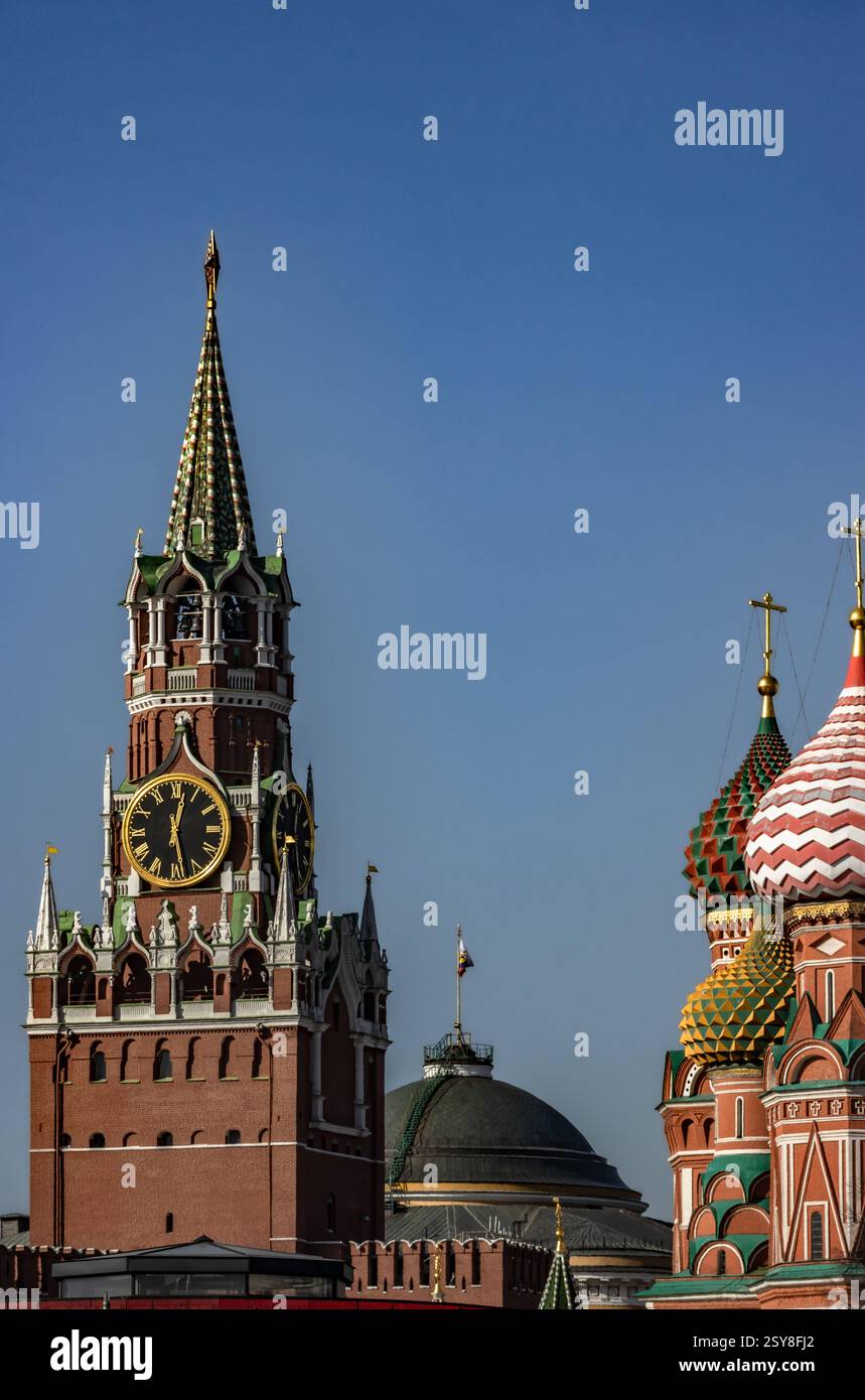 Kreml in Moskau Spasskaja Turm und Basilius Kathedrale in Moskau ...