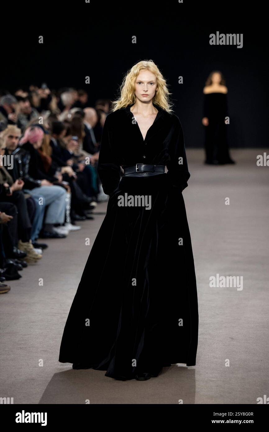 Alex Consani Milano Fashion Week - Women F/W 25-26 Max Mara fashion ...