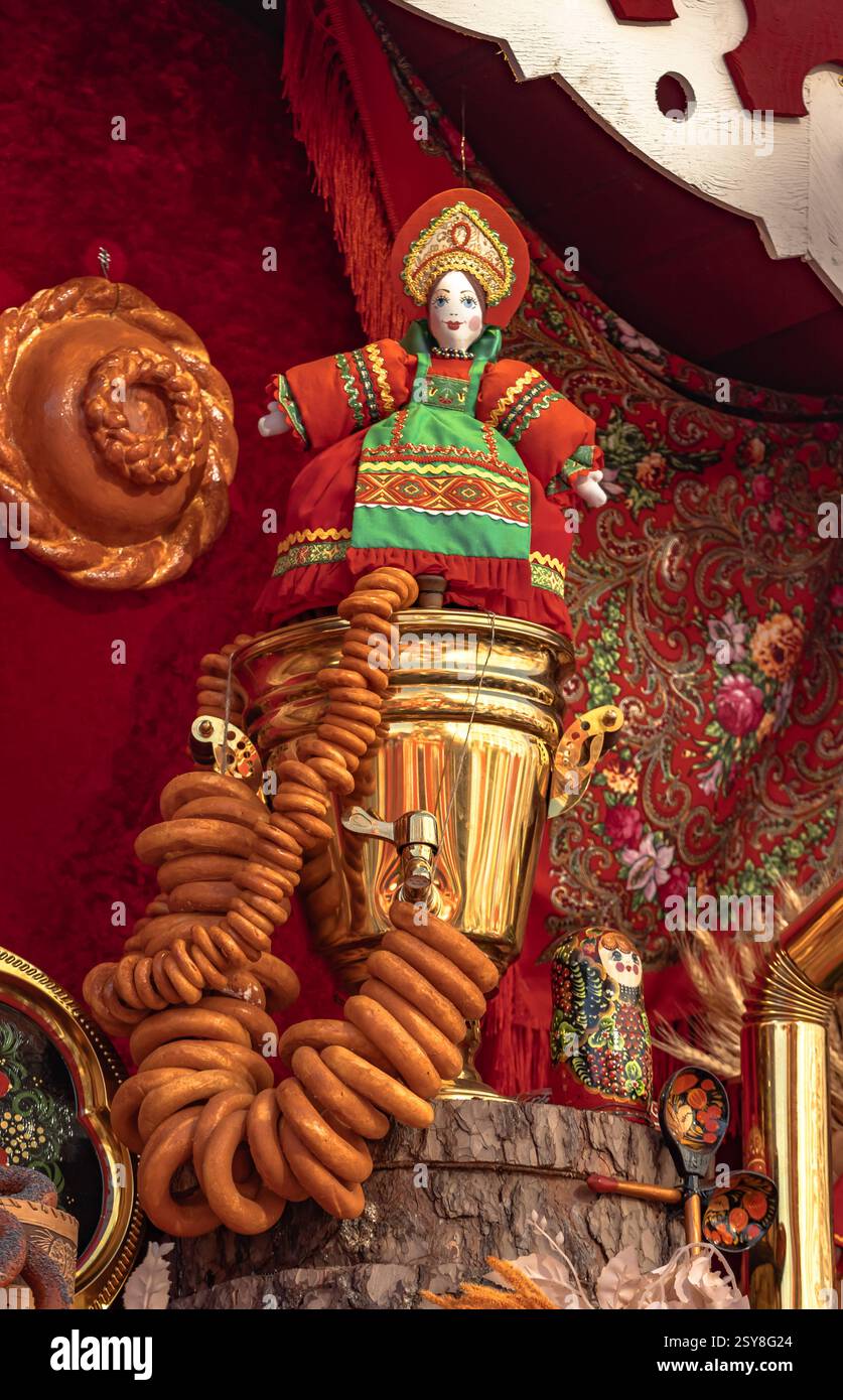 Samowar Samowar mit Bägel-Bündel auf einem Marktstand in Moskau ...