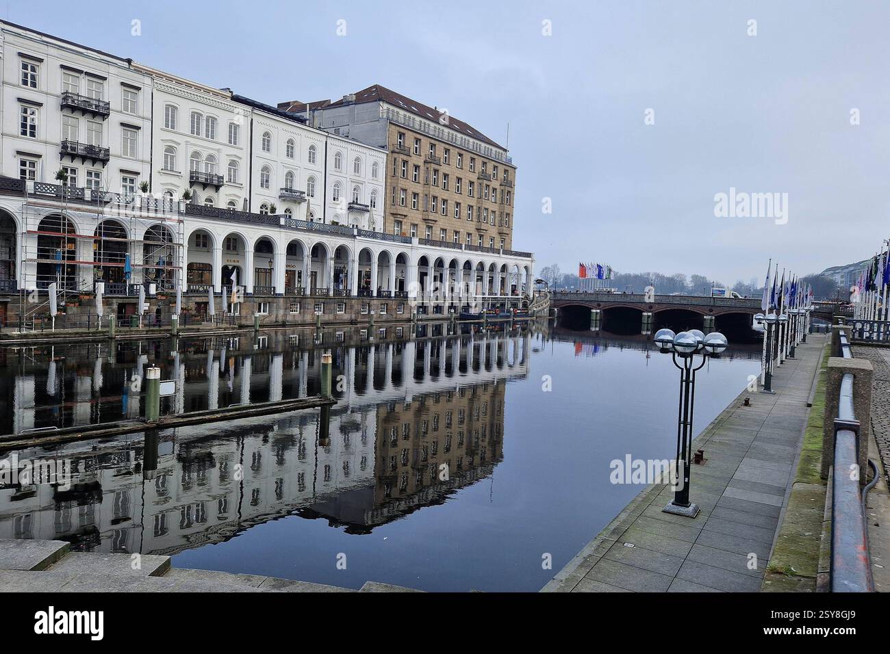 Hamburg Themenfoto: GER, Stadt, Hamburg, 27.02.2025 Die Alsterarkaden ...