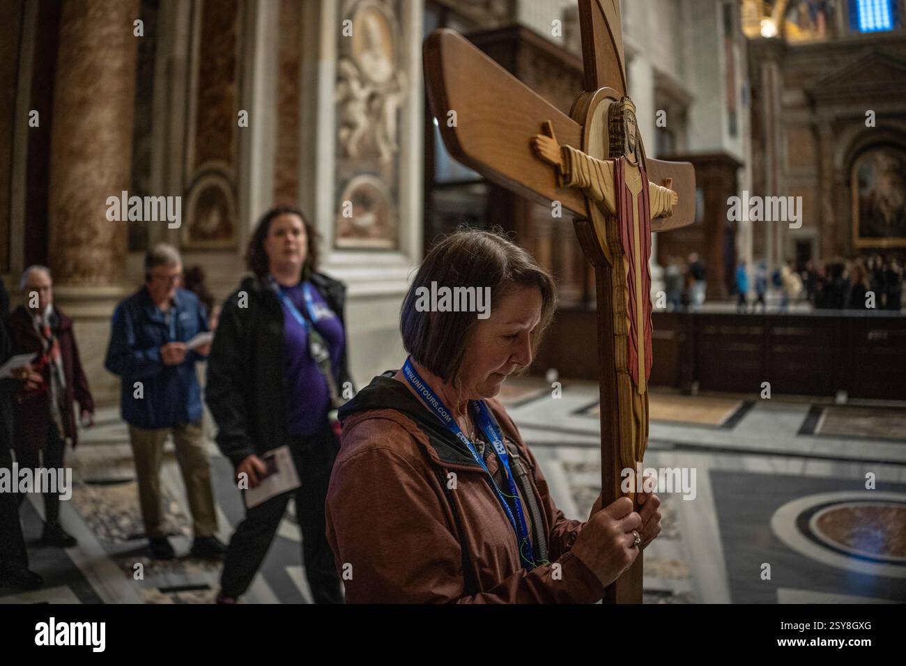Vatican City, Vatican. 27th Feb, 2025. An American pilgrim carries a ...