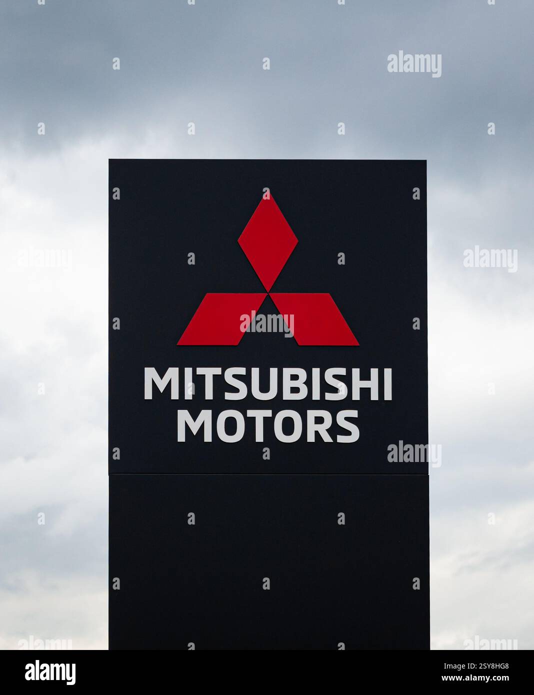 Mitsubishi Motors name and logo Stock Photo - Alamy