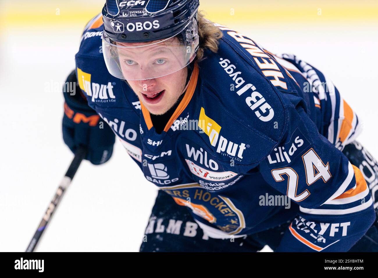 250227 Växjös Karl Henriksson har ont under ishockeymatchen i SHL ...