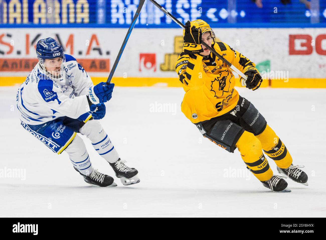 Leksand, Sverige. 27th Feb, 2025. 250227 Leksands Marcus Karlberg och Skellefteås Axel Sandin ...