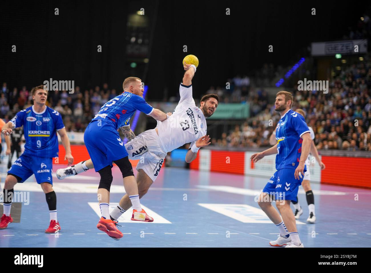 Tim Suton (TBV Lemgo Lippe, #23) beim Wurf, Patrick Zieker (TVB Stuttgart, #25) bei der Abwehr ...