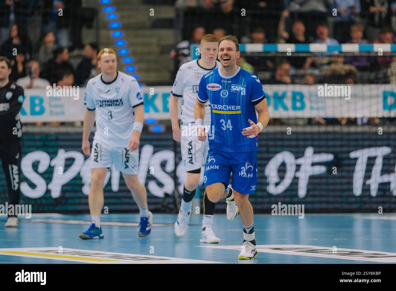 Kai Haefner (TVB Stuttgart, #34) freut sich ueber sein Tor, TVB ...