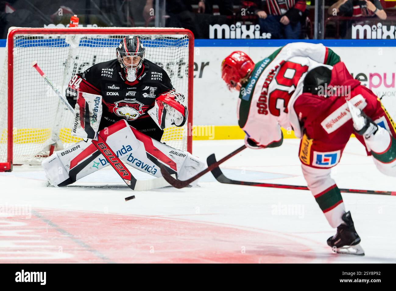 250227 Malmö Redhawks målvakt Marek Langhamer och Modos Johan Södergran under ishockeymatchen i ...