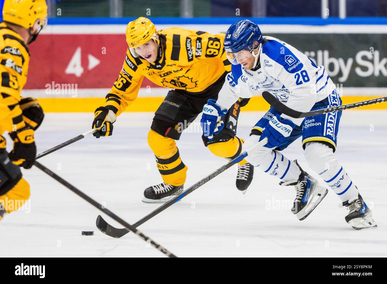 Leksand, Sverige. 27th Feb, 2025. 250227 Skellefteås Rickard Hugg och Leksands Justin Glenn ...